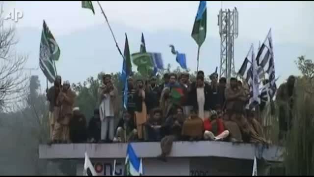 Pakistanis protest against US, demand stuff, threaten people, chant ...